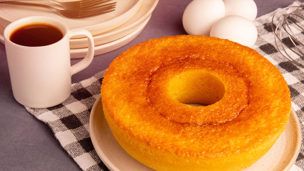 Receita te faz preparar um bolo de fubá fofinho e irresistível como o ...