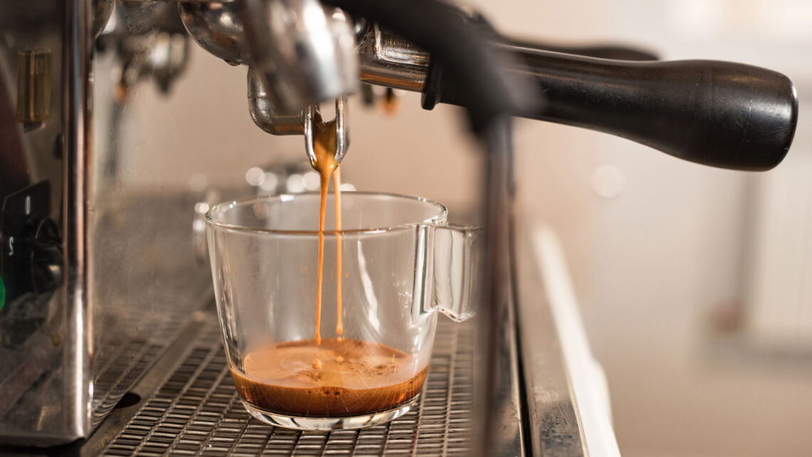 O que significa tomar o café sem açúcar segundo a psicologia - UAI Notícias