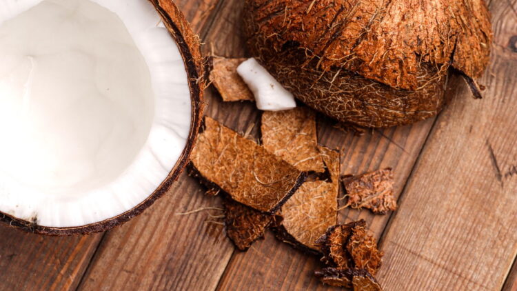 Como usar óleo de coco na pele para hidratar e suavizar cicatrizes ...