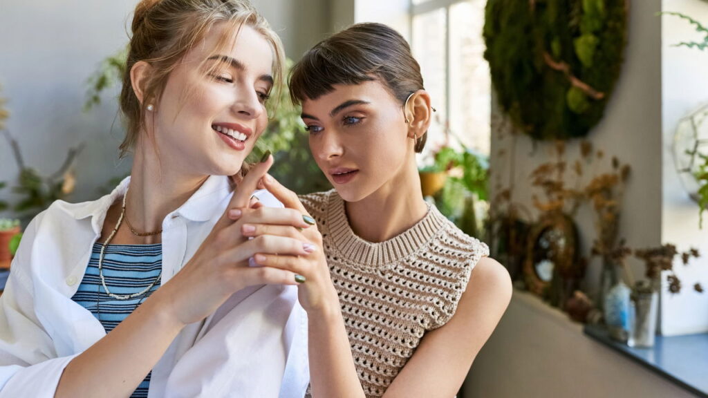 O olhar fixo é o sinal mais impactante da linguagem corporal segundo a ...