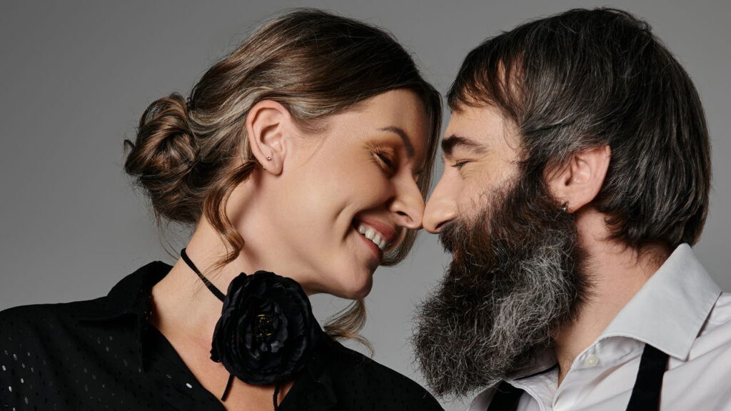 O olhar fixo é o sinal mais impactante da linguagem corporal segundo a ...