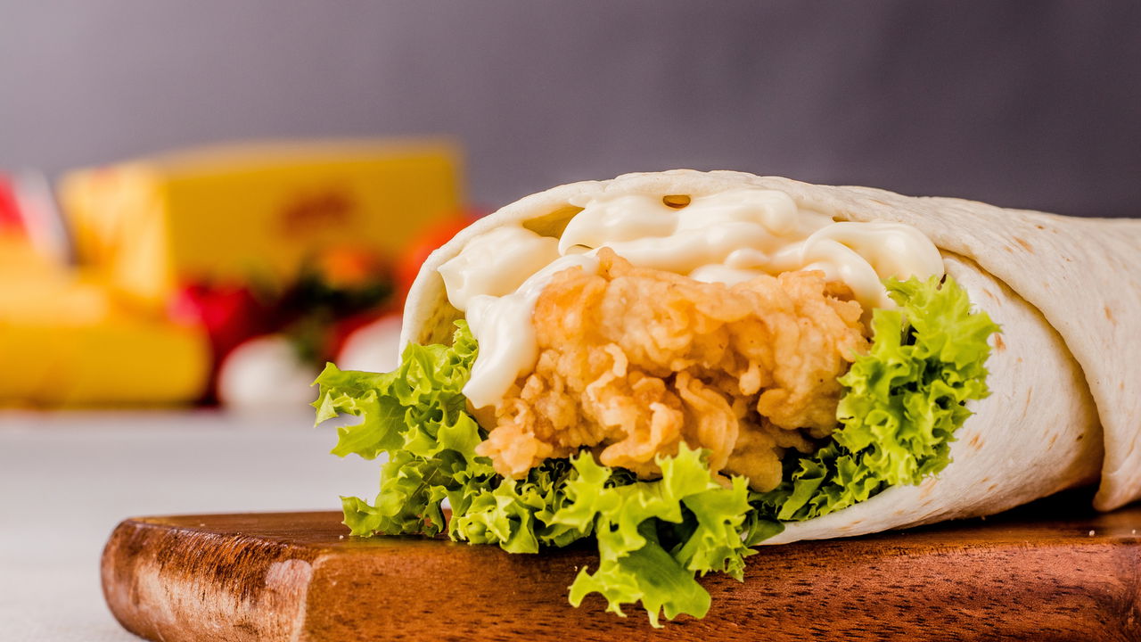 Wrap de frango com legumes pronto em 9 minutos e sem sujeira - UAI Notícias