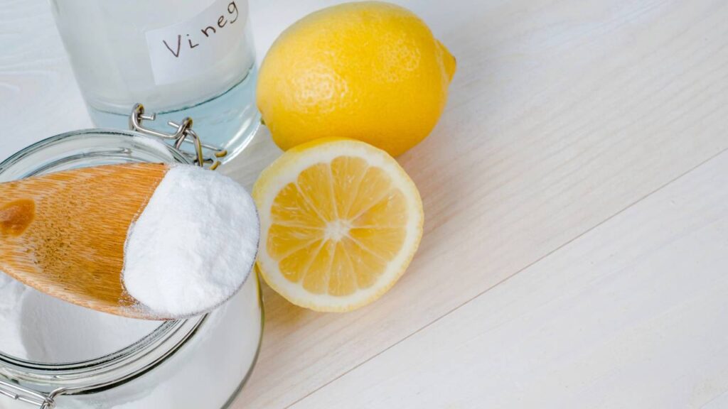 Nem candida, nem água sanitária: esse pozinho tira mofo do box em 10 ...