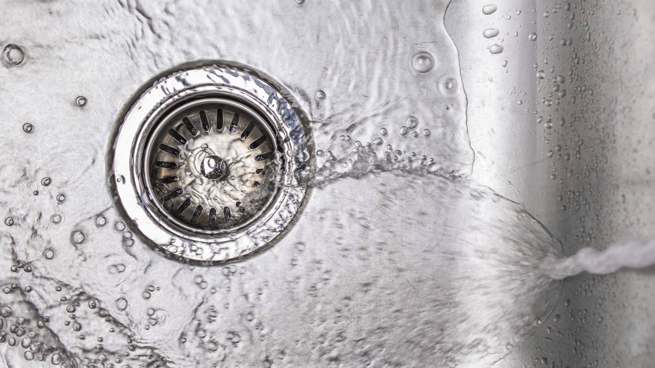 Nem sabão, nem soda cáustica: esta receita limpa o ralo e acaba com o ...