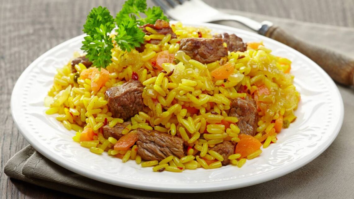 Arroz preguiçoso combina arroz cru, creme de leite, molho de tomate ...