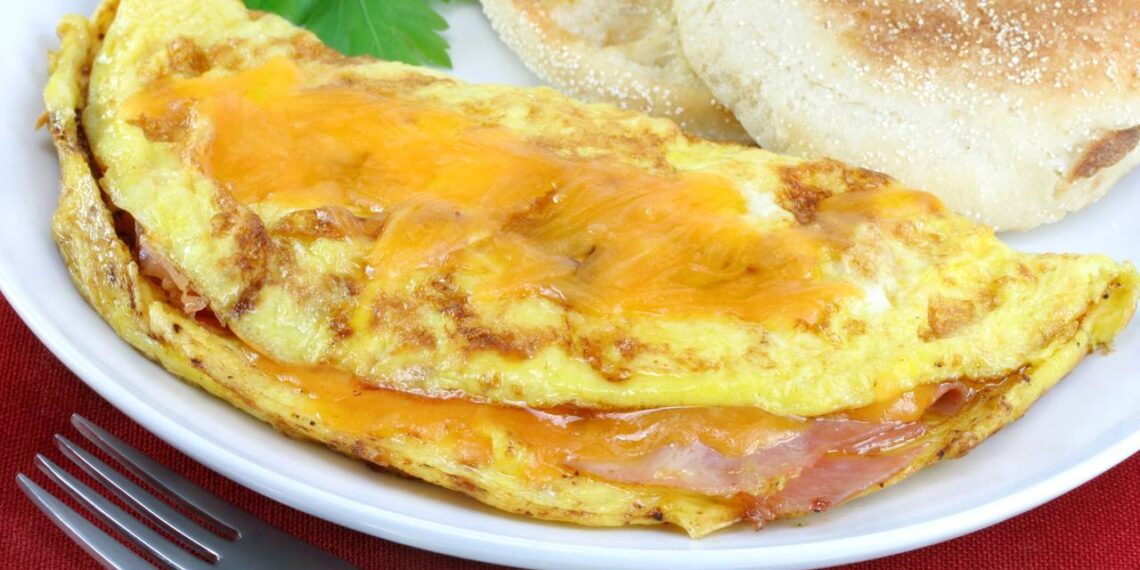 A combinação de queijo e ervas que deixa a omelete macia e pronta em 15 ...